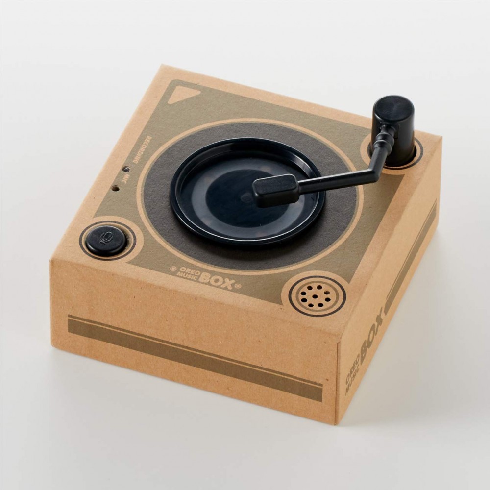 真的可以放音樂！超獵奇「OREO黑膠唱片機」～甜甜OREO餅乾化身唱片播完剛好吃光光