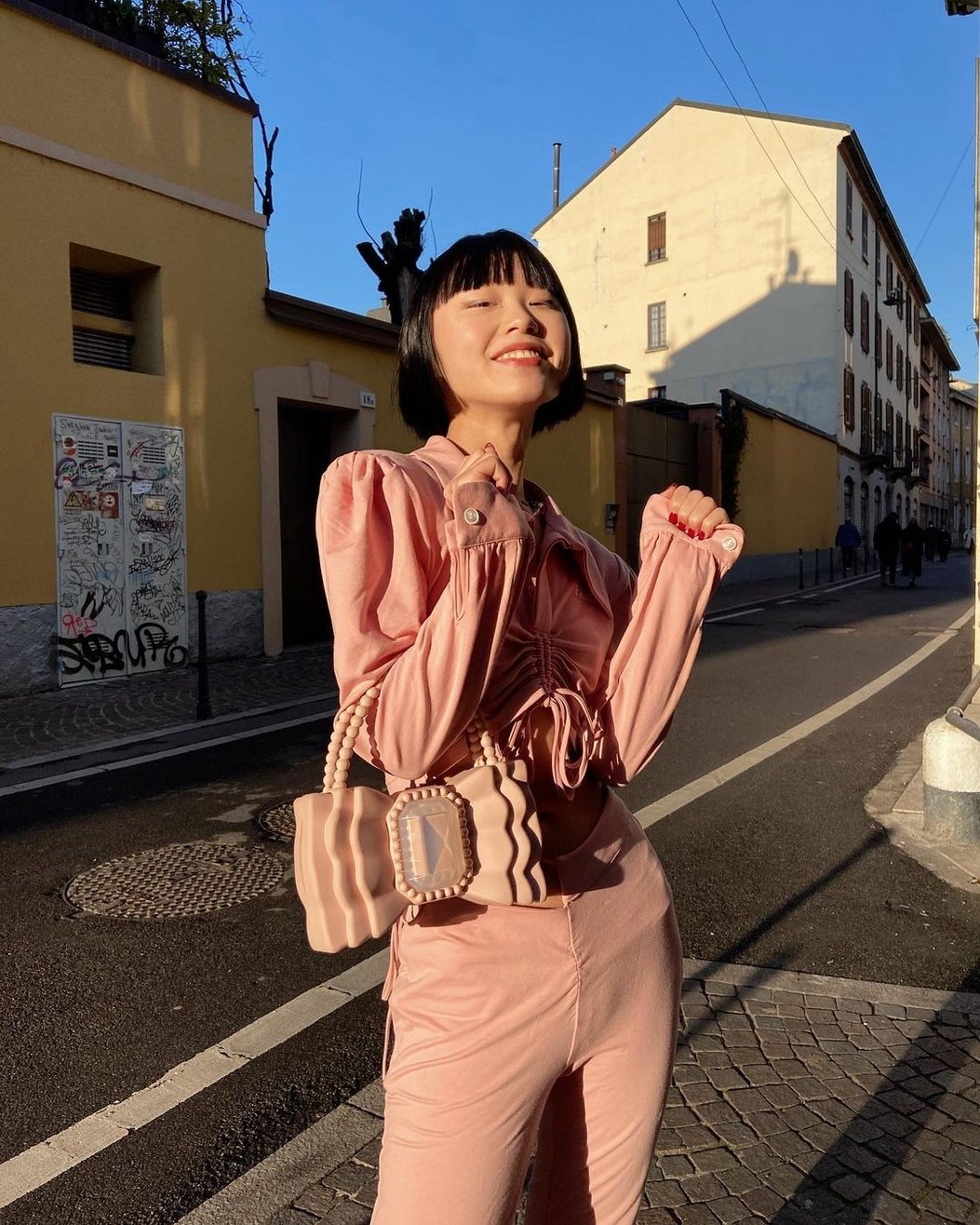 人間芭比手拿蝴蝶結包包爆紅！公主風粉紅色蝴蝶結包近萬元賣到缺貨