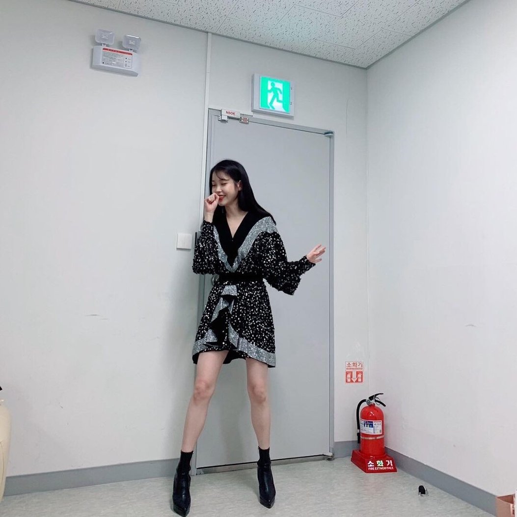 IU美腿拍照法引熱議！親曝靠2招拍出170cm長腿 關鍵秘訣在手腕角度