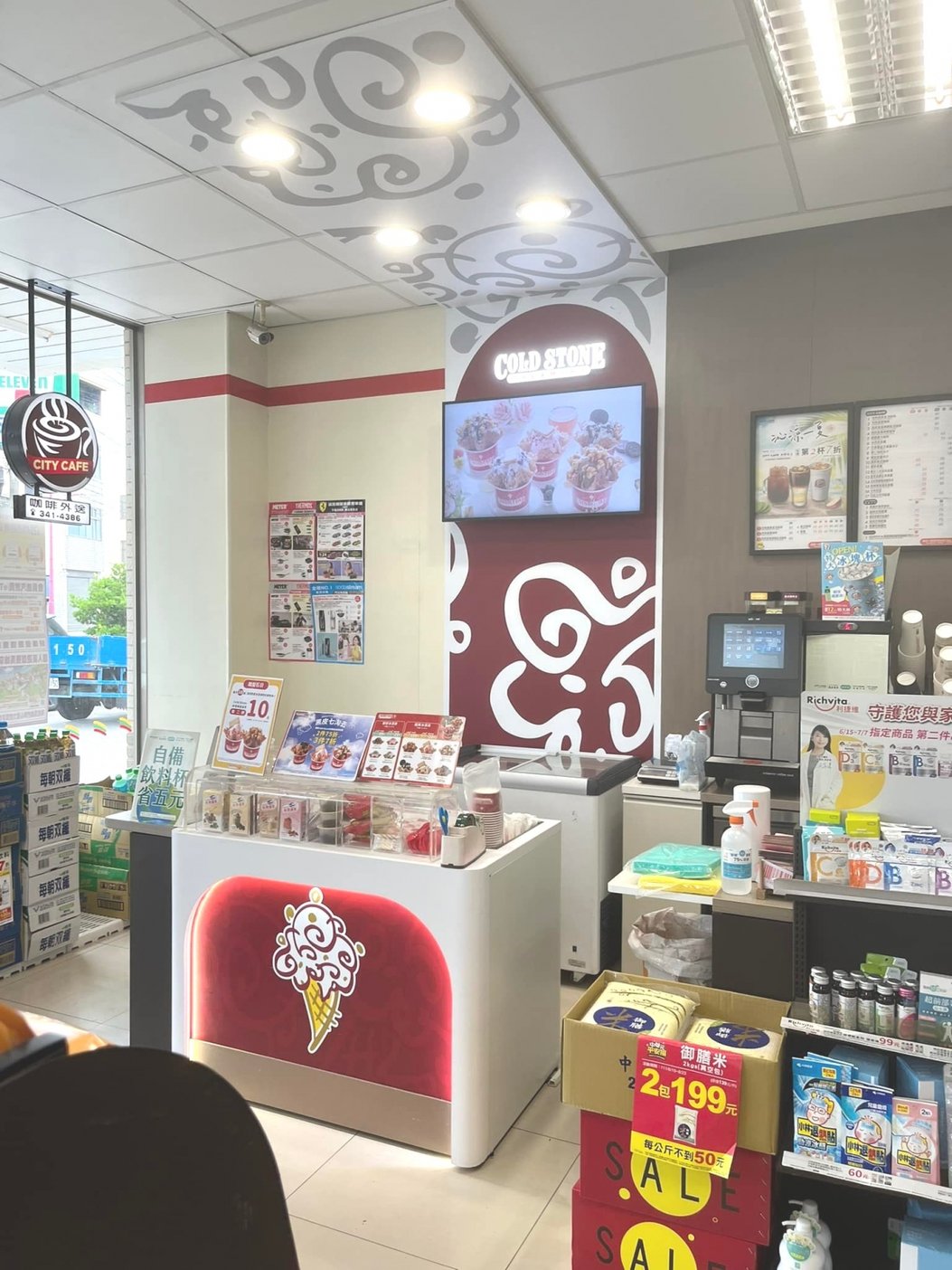 7-11門市驚見Cold Stone甜點角落！網友：小七店員又解鎖一樣技能