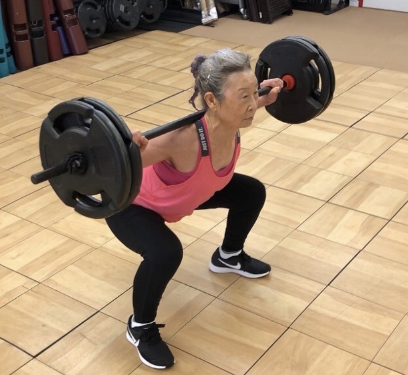 日本最高齡「健身教練」！90歲奶奶「瀧島沫香」狂瘦15公斤練出超狂身材，她：比起身體的衰退，我更害怕失去熱情！