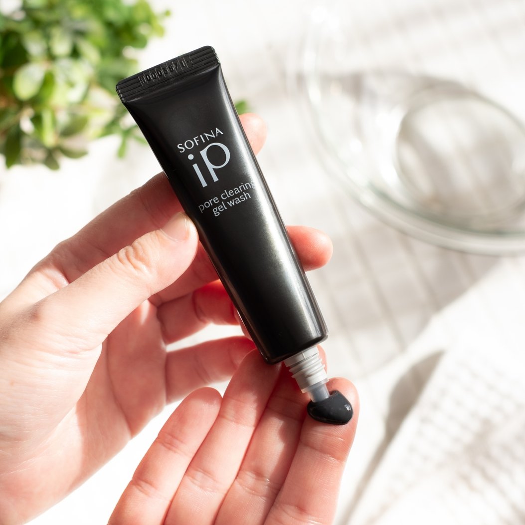 30秒崩解洗淨！新直塗黑膠 SOFINA iP「反孔小黑膠」強勢登台，還原肌膚素淨無瑕！
