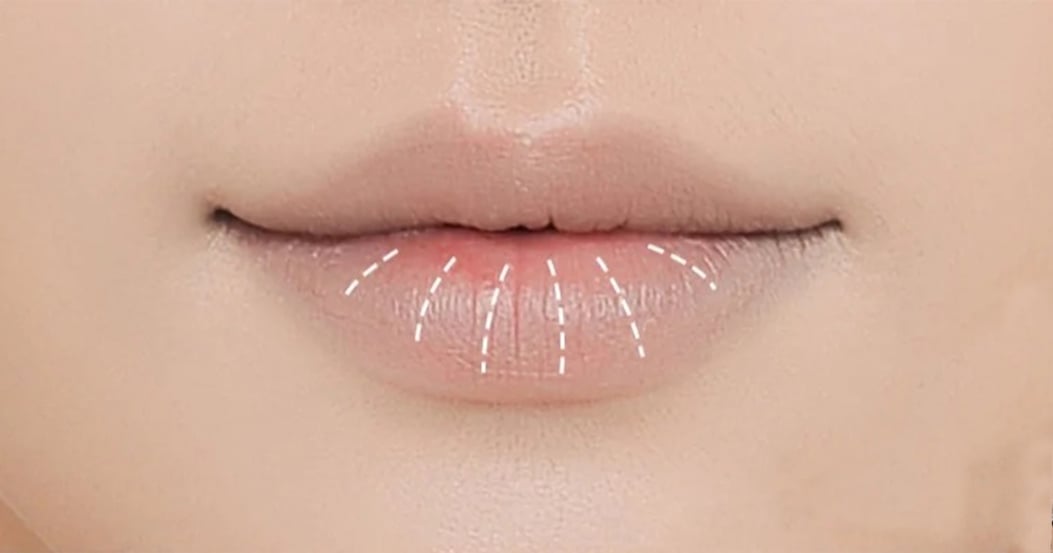 室外不用戴口罩了！ 四步驟飽滿「花瓣唇」畫法，新手友善立體唇！