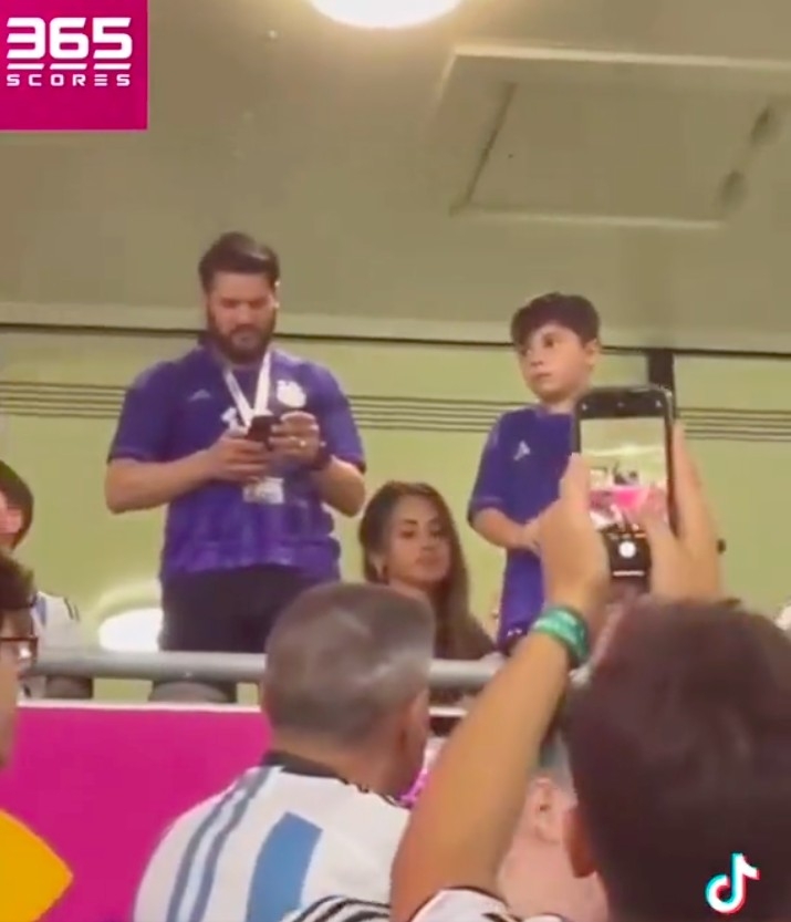 Super fun on the sidelines!Messi's 7-year-old son "throwing a lollipop ...