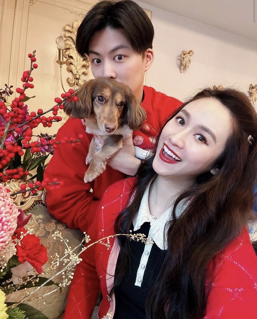 Sandy結婚1周年甜喊「謝謝你娶我」！帥老公「捧臉深吻」嗨翻全場，成為人妻首過年：不容易也很費力氣