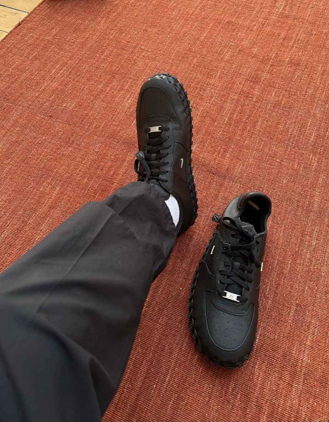 時尚新訊：「勾」起你的法式魂，超強聯名 Jacquemus 再次攜手 Nike 打造全新作「JF1」，手速太慢又要搶不到了！