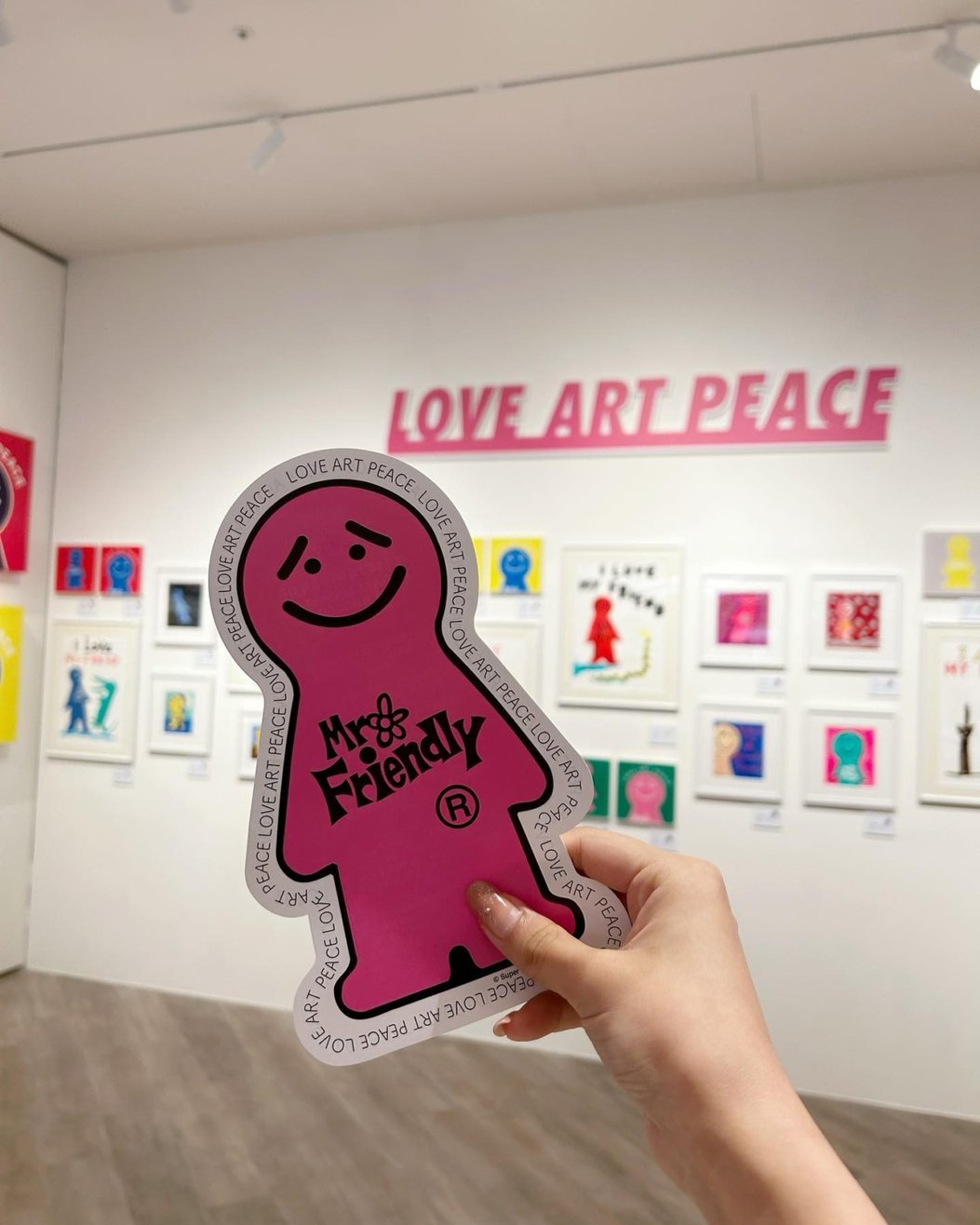 「Mr. Friendly特展」時間票價一次看！NOKE忠泰樂生活超萌展覽，八字眉微笑先生好治癒～