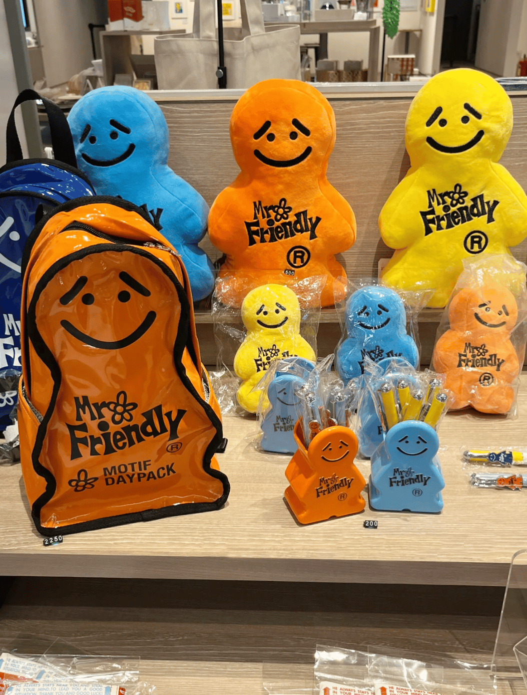 「Mr. Friendly特展」時間票價一次看！NOKE忠泰樂生活超萌展覽，八字眉微笑先生好治癒～