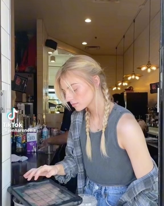 美國咖啡廳女店員Jenna「長得像迪士尼公主」爆紅！金色長髮+可愛雀斑+爽朗笑容讓所有人戀愛了♡