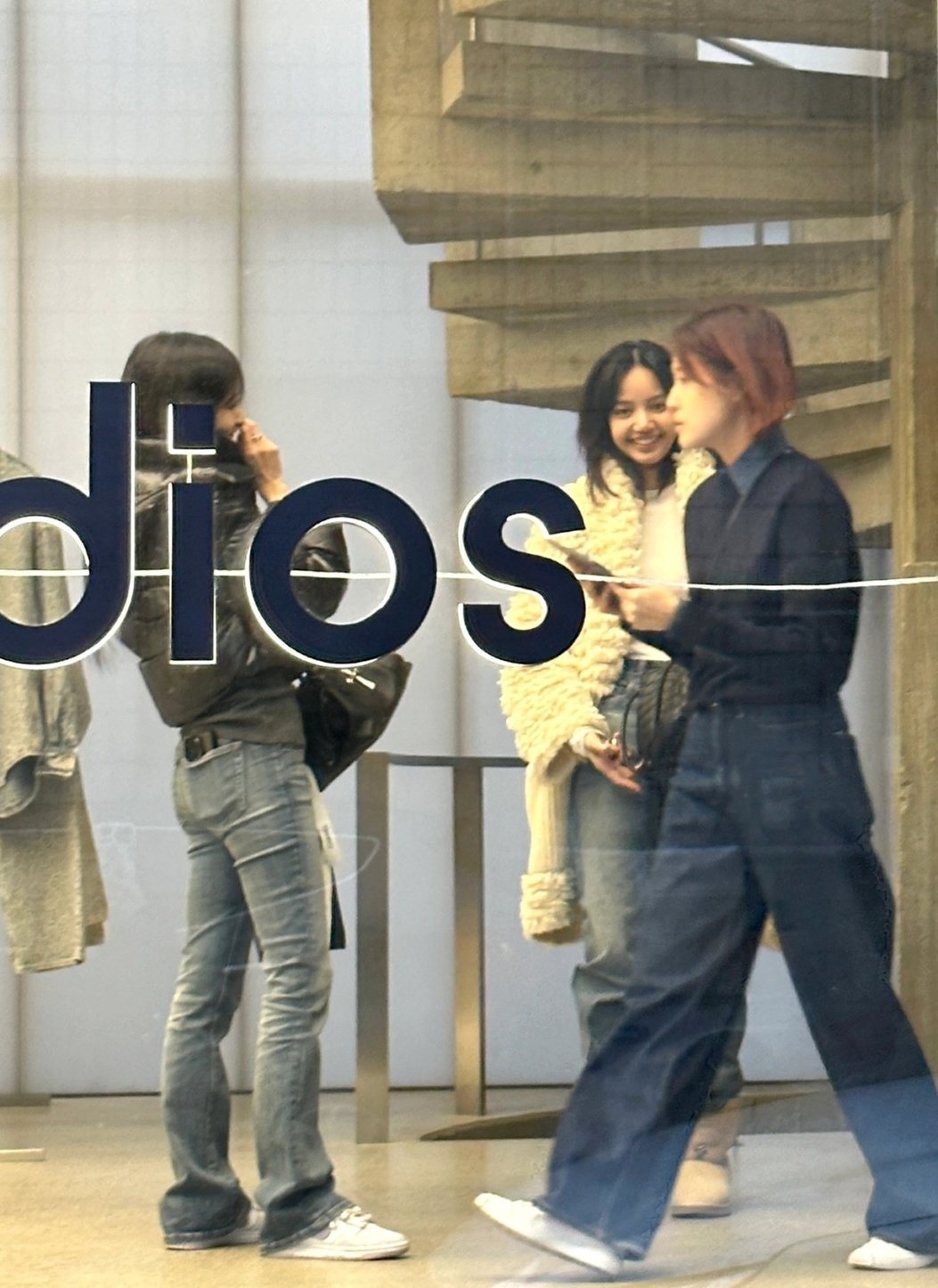 野生97Line出沒！Lisa素顏和Mina逛街真實模樣曝光，網友反應兩極