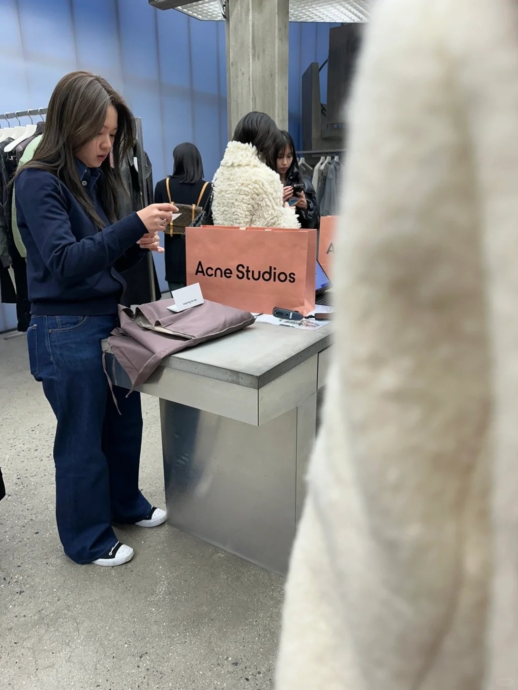 野生97Line出沒！Lisa素顏和Mina逛街真實模樣曝光，網友反應兩極