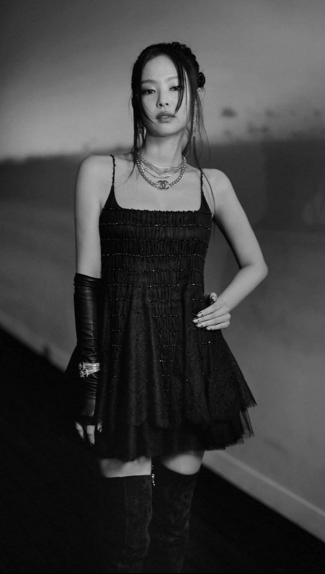 Jennie以黑色紗裙、煙燻妝化身帥辣小貓咪，秋冬時裝週造型解析！