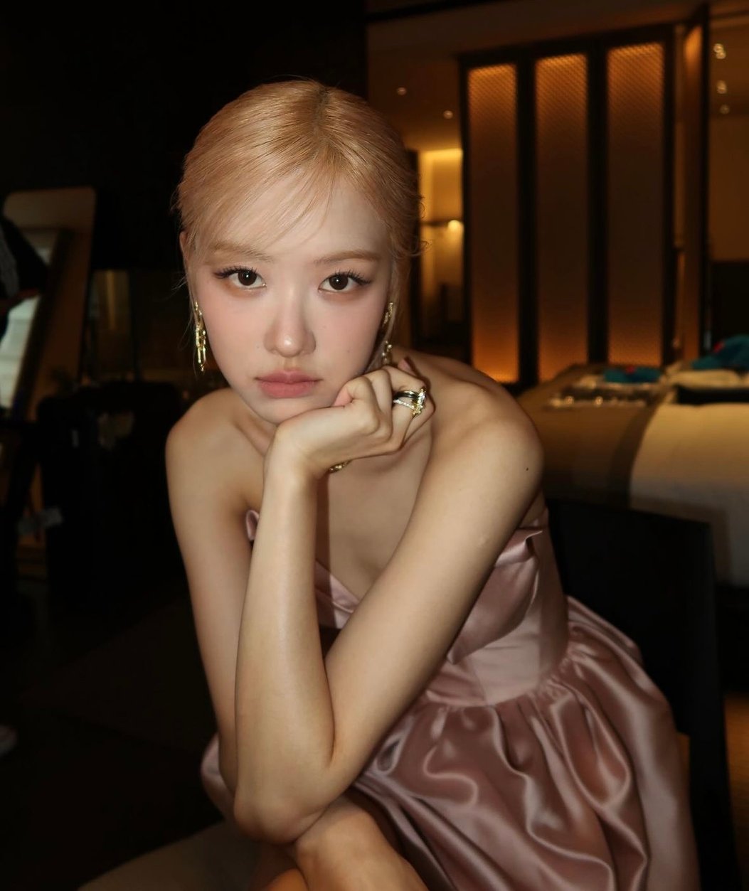 野玫瑰化身甜公主！Rosé 粉色小禮服出席 Tiffany，Jisoo 優雅現身