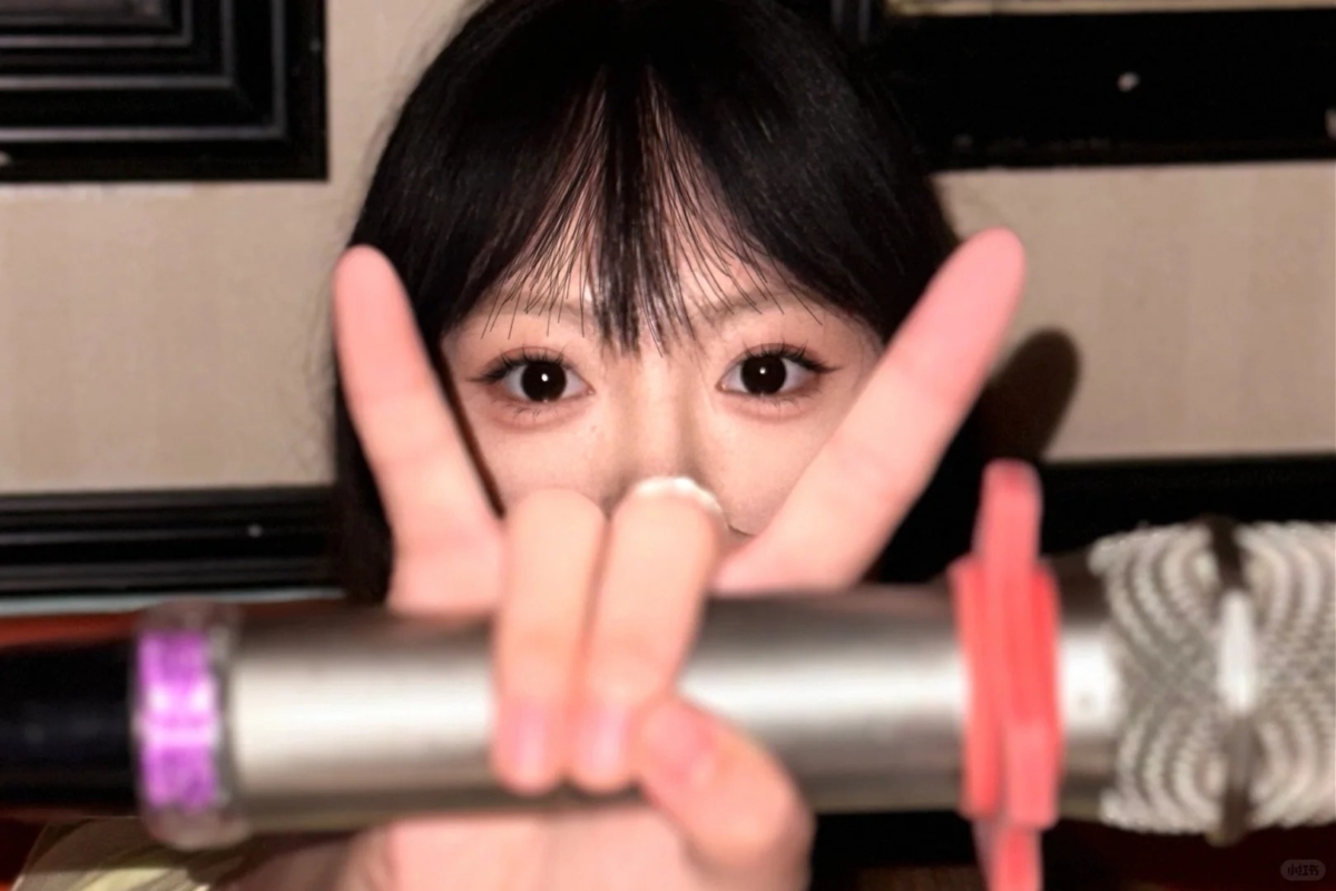 現正最夯的KTV拍照姿勢，一秒變成霸氣歌星超有氣勢！