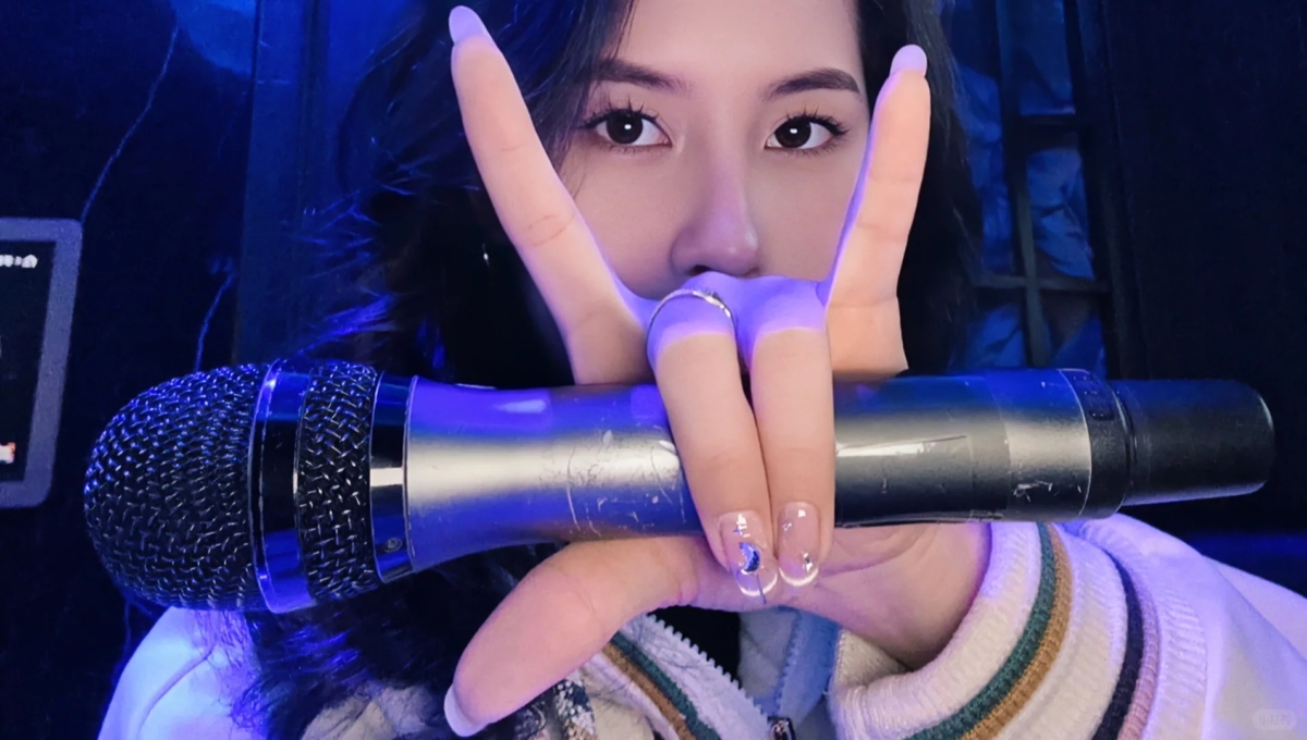 現正最夯的KTV拍照姿勢，一秒變成霸氣歌星超有氣勢！