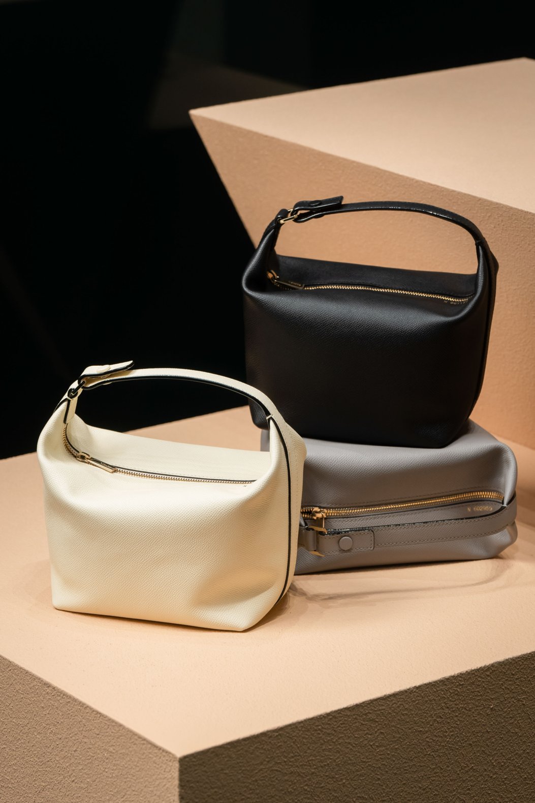 戲劇女神邵雨薇優雅演繹 Valextra 2024 全新手袋！首次跨界打造期間限定冰淇淋車，感受經典義式夏日氛圍！