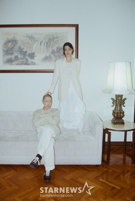 韓國樂團HYUKOH主唱吳赫在台灣拍婚紗！甜牽新婚妻過斑馬線