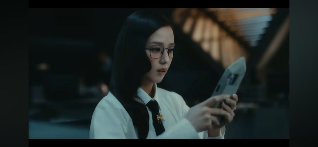 Jisoo 新歌〈earthquake〉MV 六套造型解析！從白襯衫到抹胸馬甲