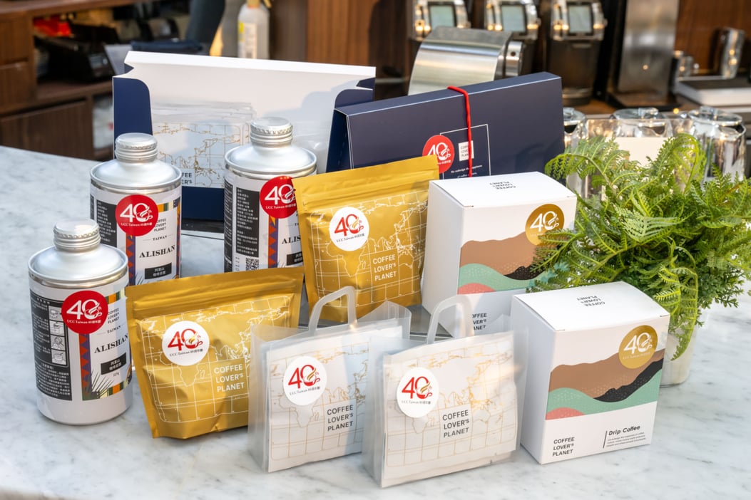 –台灣UCC 40週年 引領台灣精品咖啡躍進國際– 台灣UCC正式簽訂阿里山「優遊吧斯」咖啡莊園農場契作 全新『阿里山三韻味』秘境臻品 用一杯咖啡帶您漫步台灣阿里山